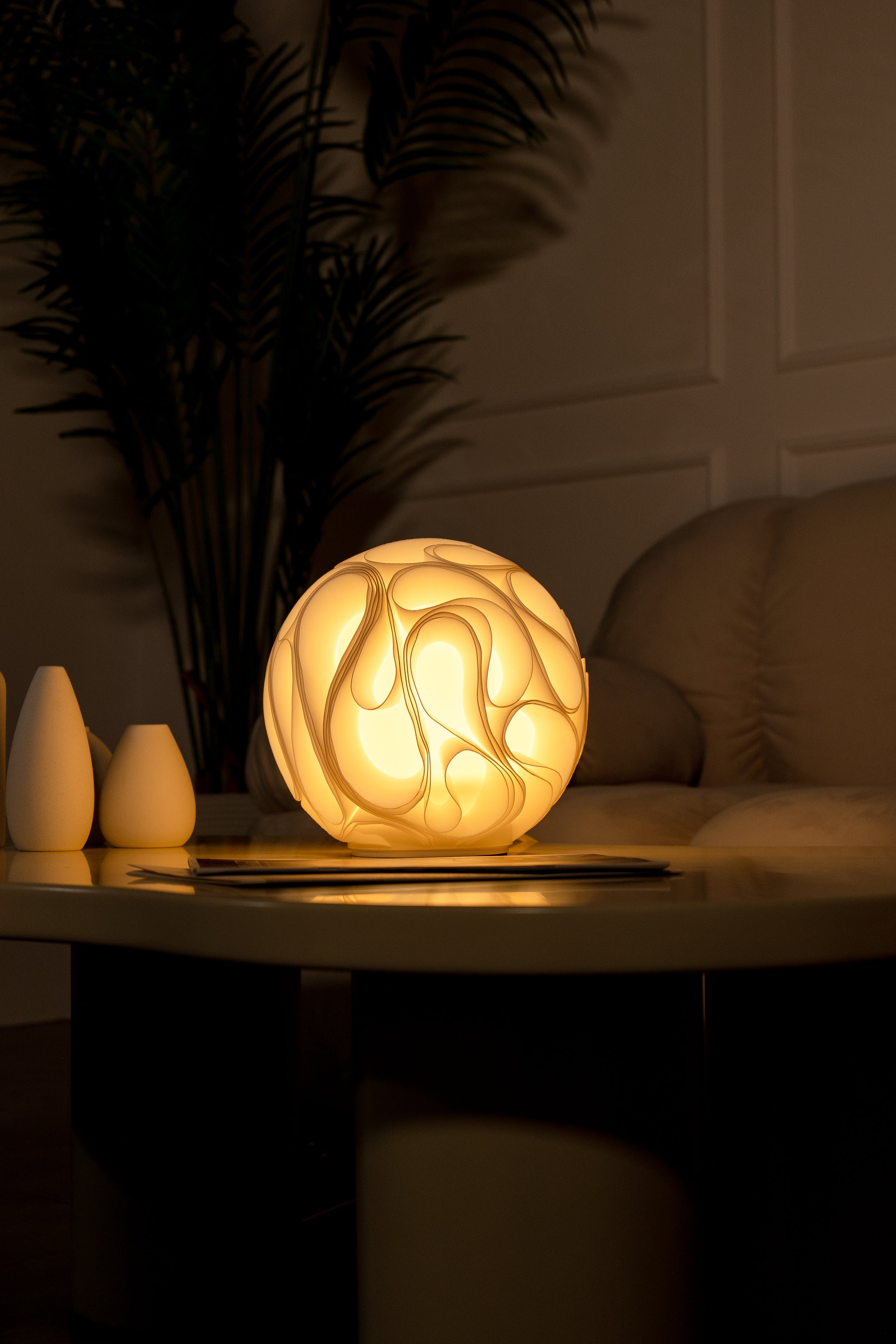 Digitally crafted lamps in sustainable plant-based biopolymers – Leora