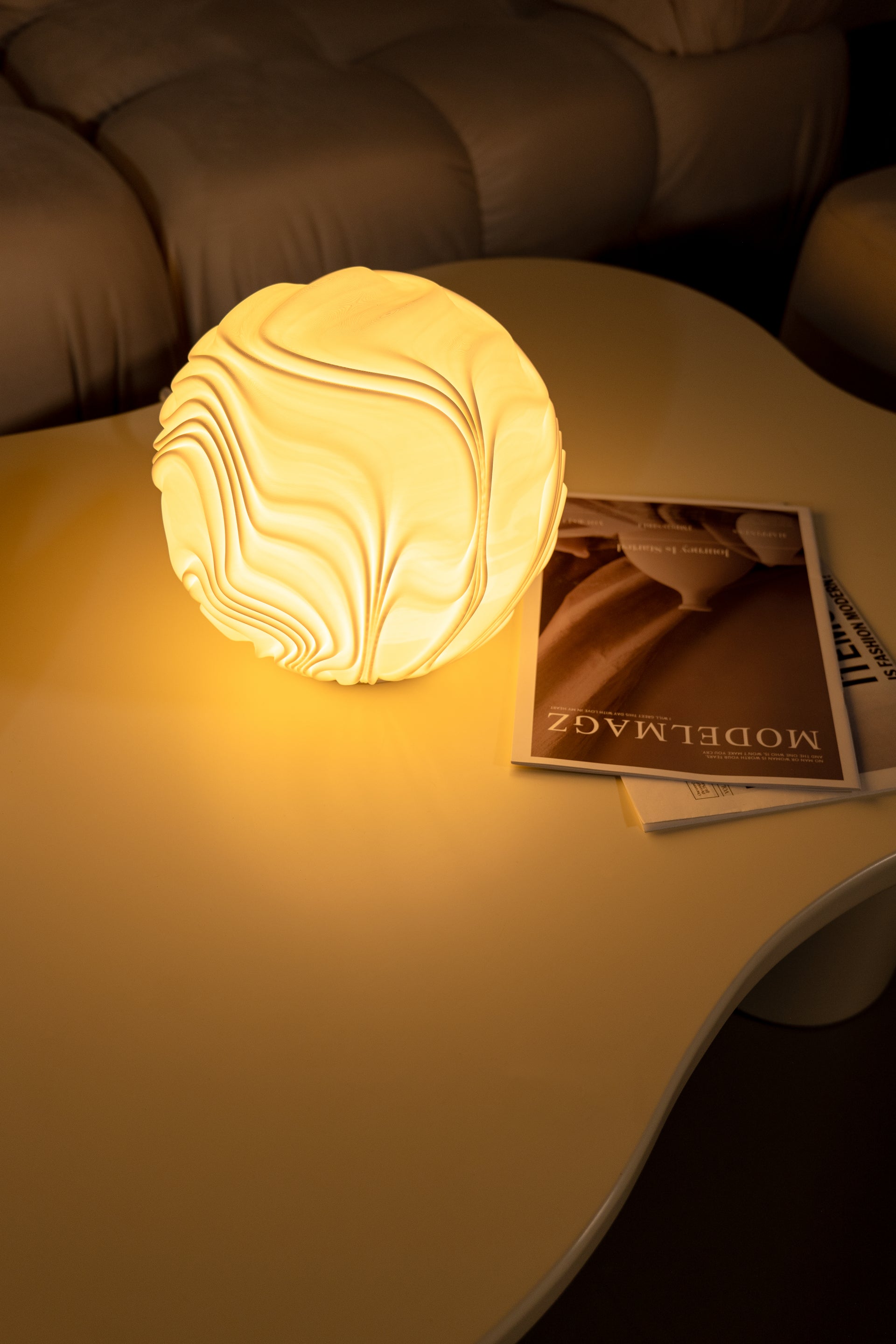 Digitally crafted lamps in sustainable plant-based biopolymers – Leora
