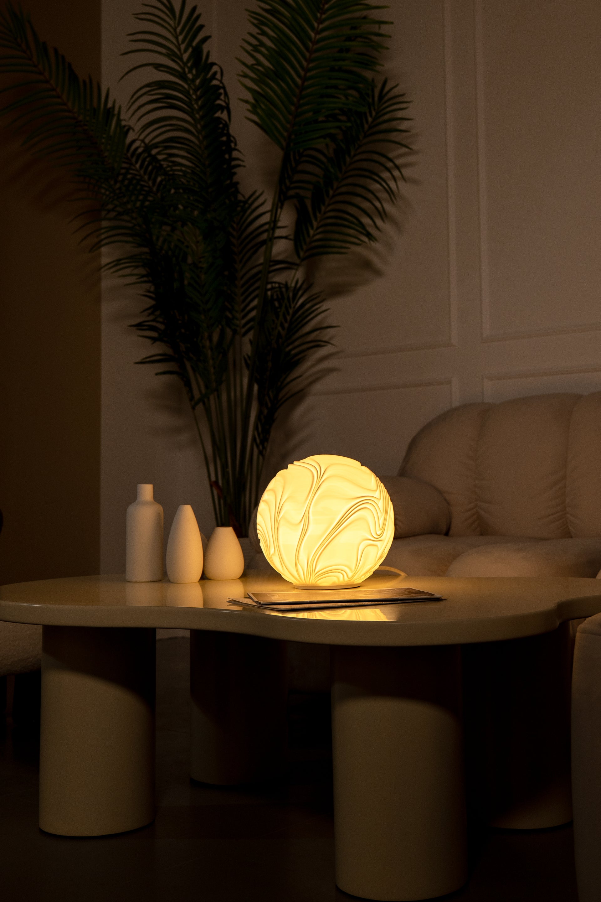 Digitally crafted lamps in sustainable plant-based biopolymers – Leora