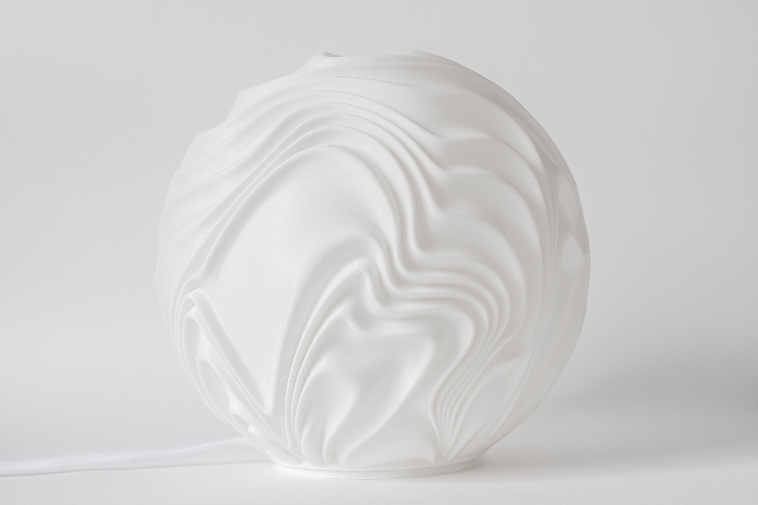 Digitally crafted lamps in sustainable plant-based biopolymers – Leora
