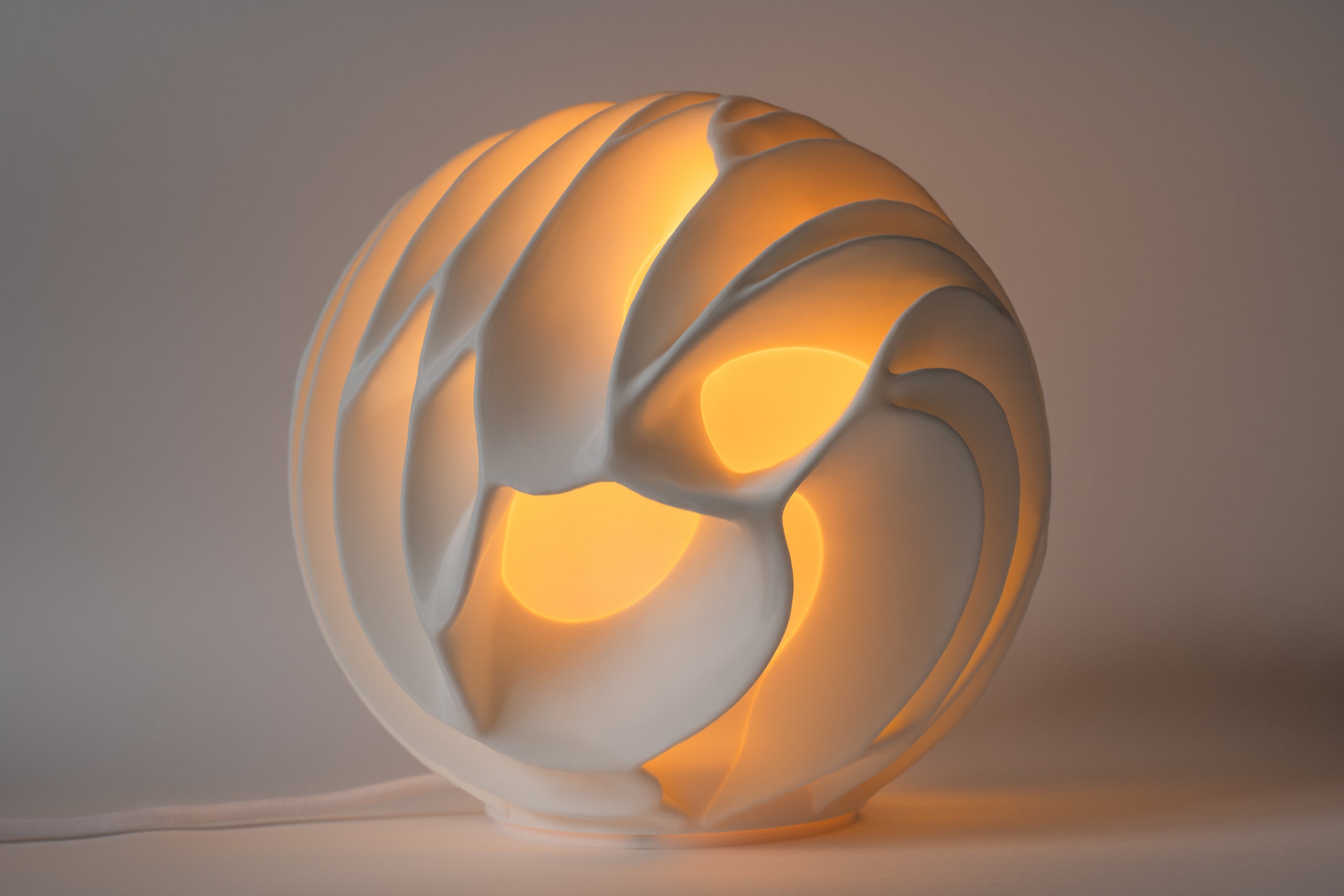 Digitally crafted lamps in sustainable plant-based biopolymers – Leora